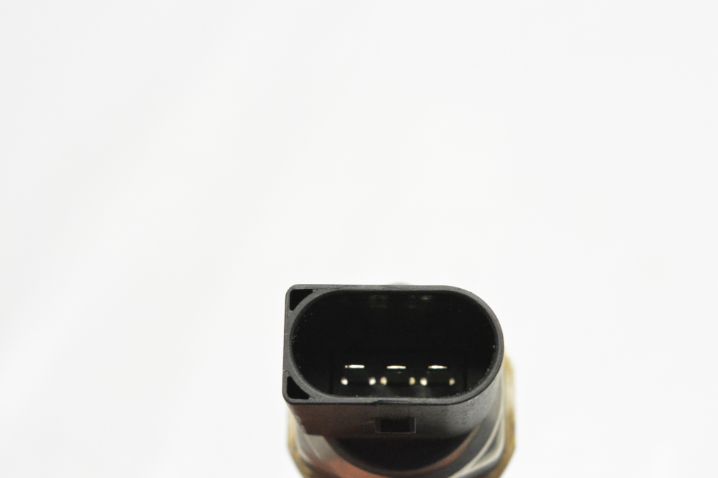 Used Volkswagen Golf High pressure fuel line sensor 06K906051A