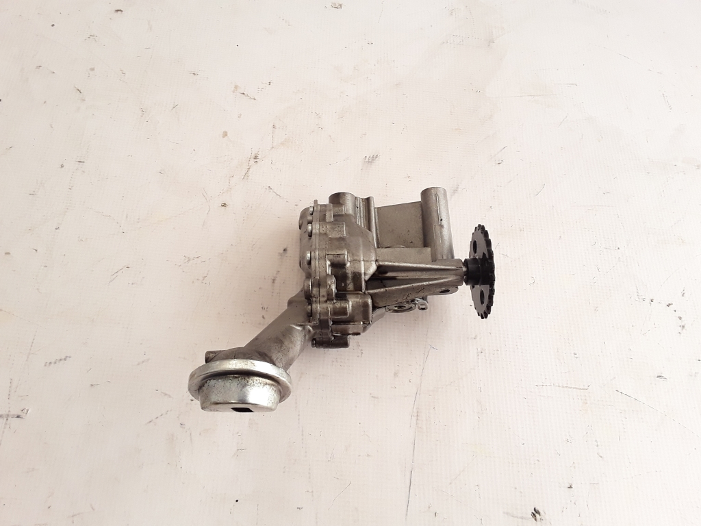 Used RENAULT Captur Oil pump 150108334R