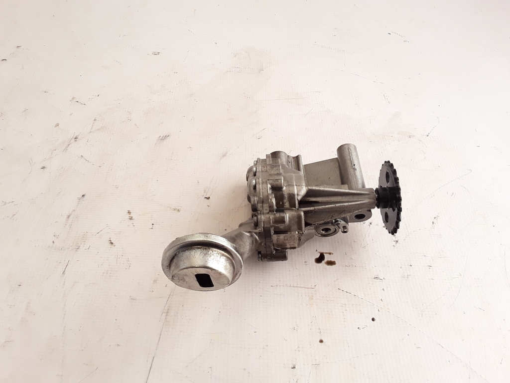 Used RENAULT Captur Oil pump 150108334R
