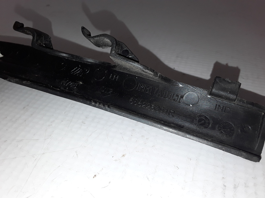 Naudotas Dacia Logan Priekinio stiklo valytuvo mechanizmo apdaila prie ...