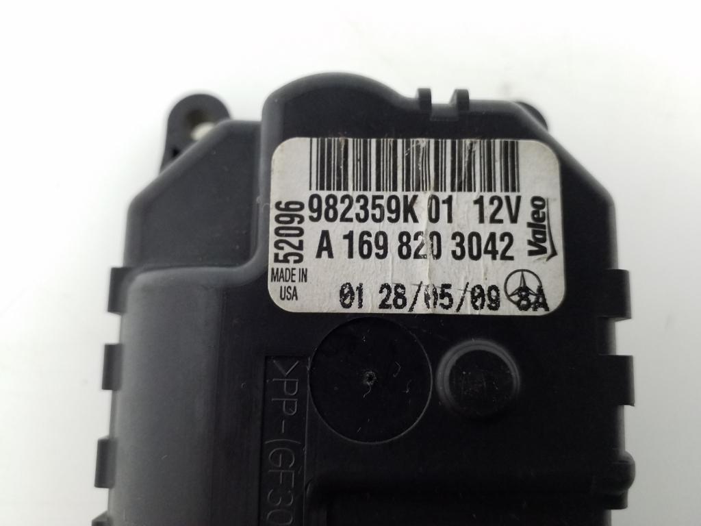 Used Mercedes Benz A-Class Interior shoulder valve motor A1698203042