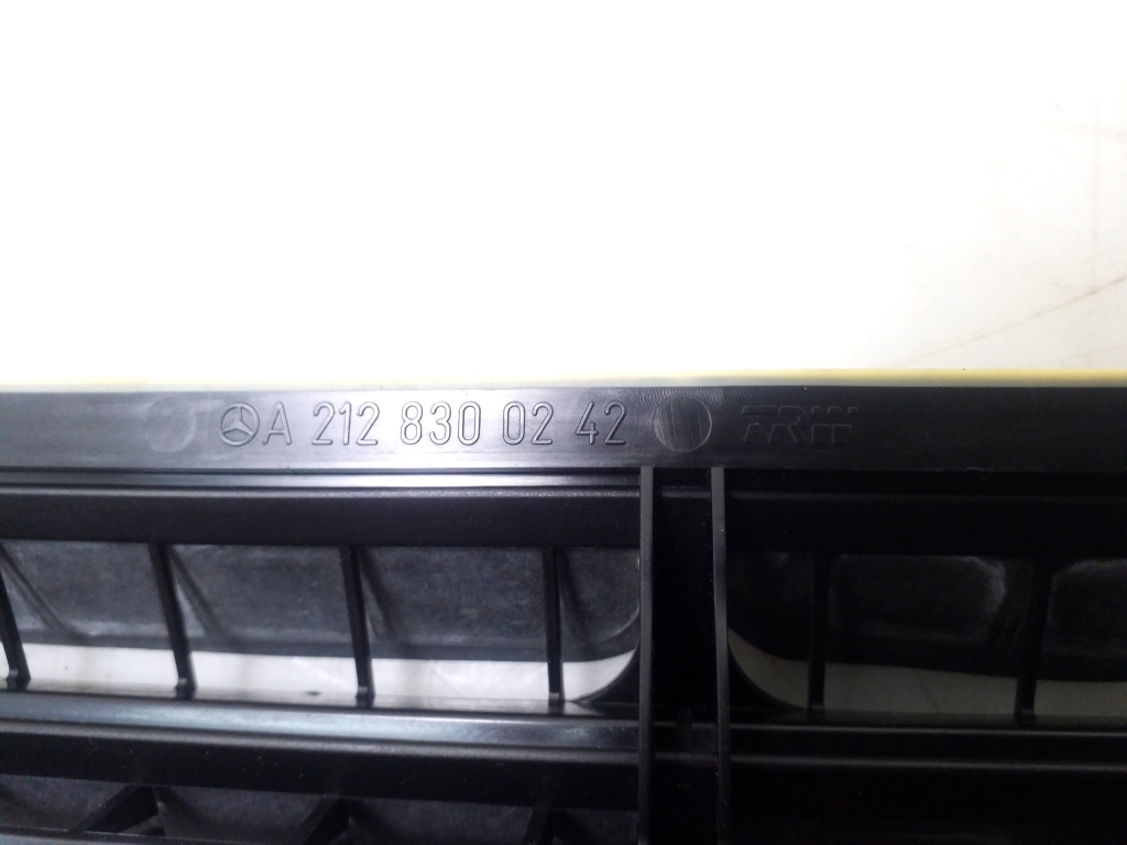 Used Mercedes Benz CLS-Class Rear wing ventilation grille A2128300242