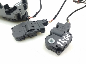 Naudotas Mercedes Benz Vito Salono pečiaus sklendės varikliukas A0009068304