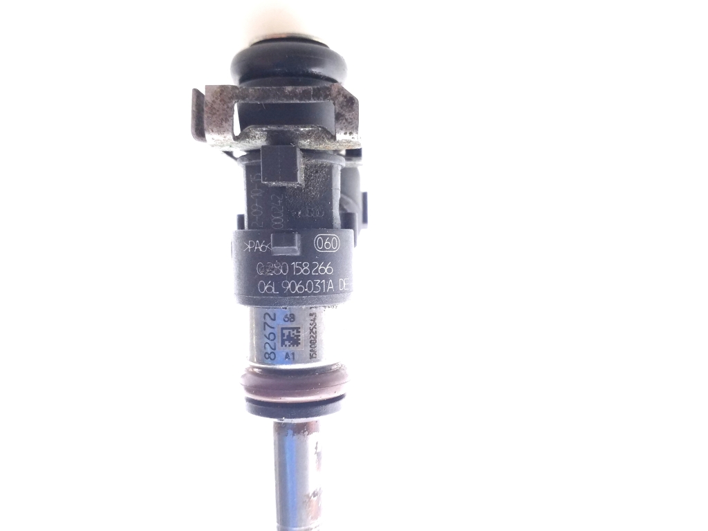 Used Volkswagen Polo Fuel injector 06L906031A