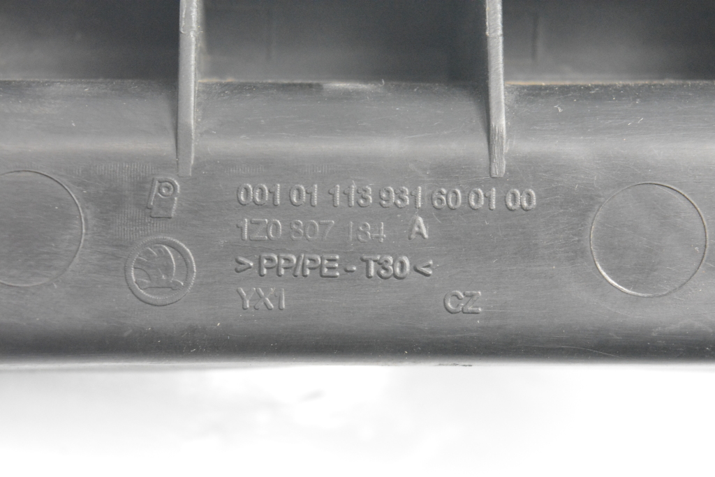 Used Skoda Octavia Front bumper bracket 1Z0807184A