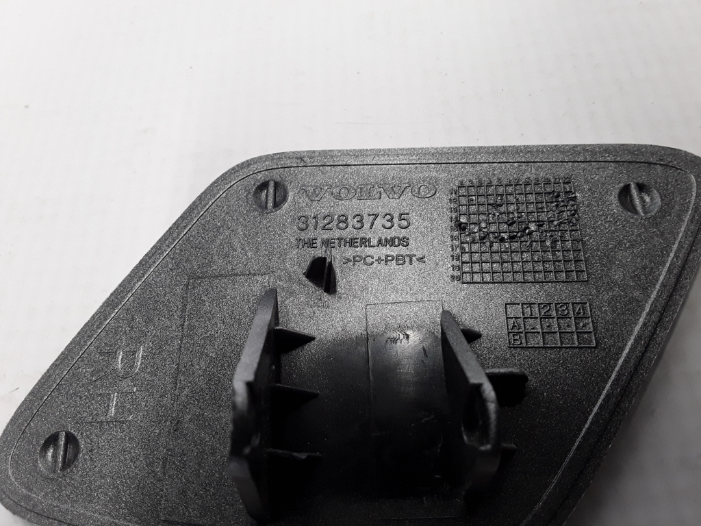Used VOLVO V60 Front bumper headlight washer cap 39820330