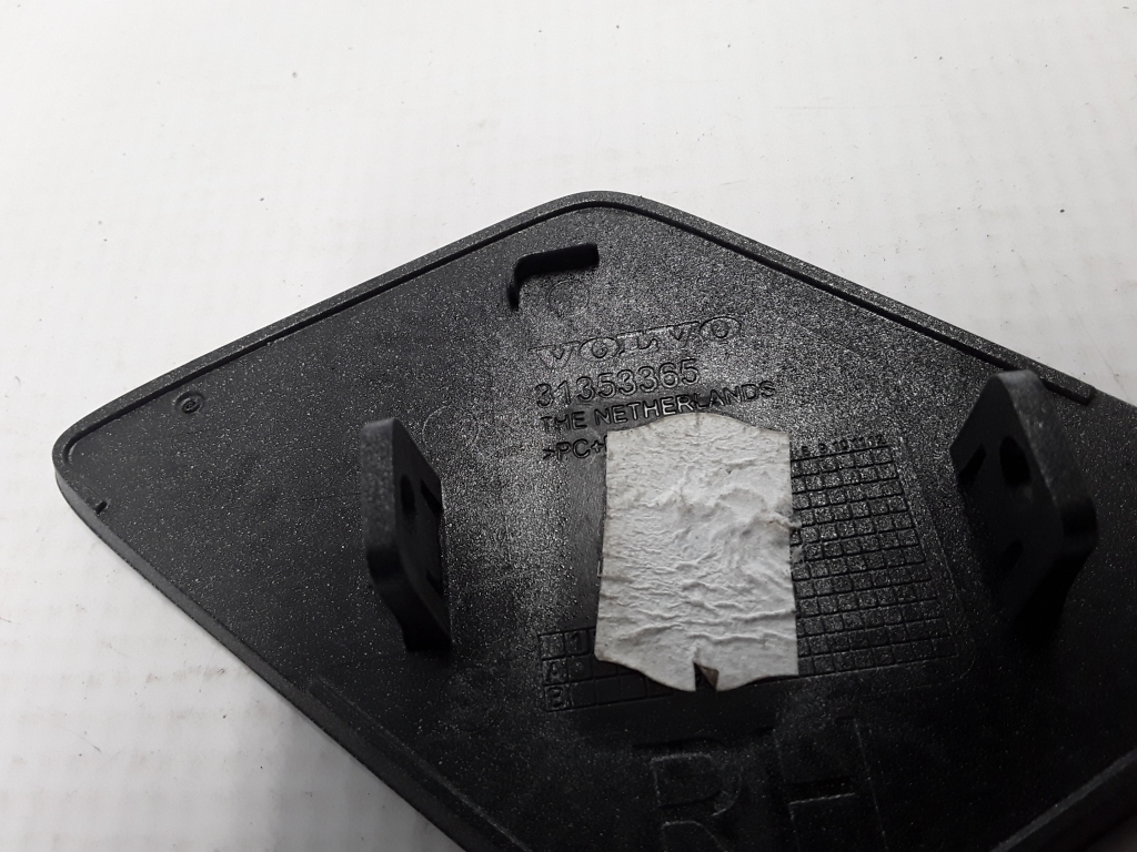 Used VOLVO XC90 Front bumper headlight washer cap 39825447