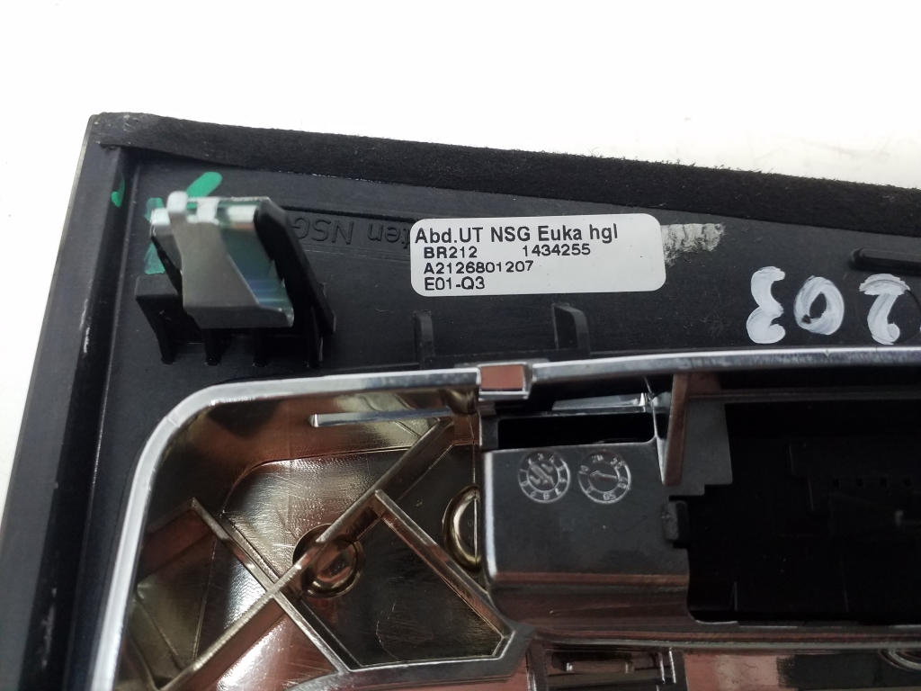 Naudotas Mercedes Benz E-Class Pavarų svirties apdaila A2042674488