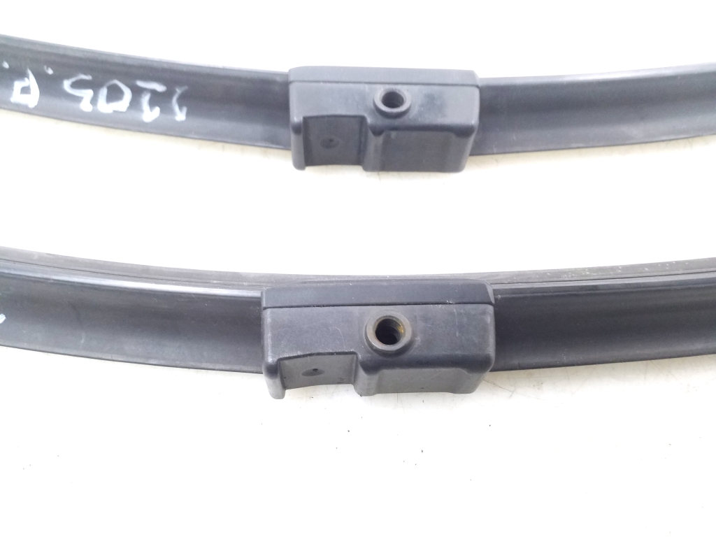 Used Mercedes Benz E-Class Windshield wiper blades A2128201900