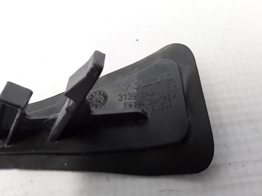 Used VOLVO XC90 Windshield wiper mechanism trim to the glass 31391842