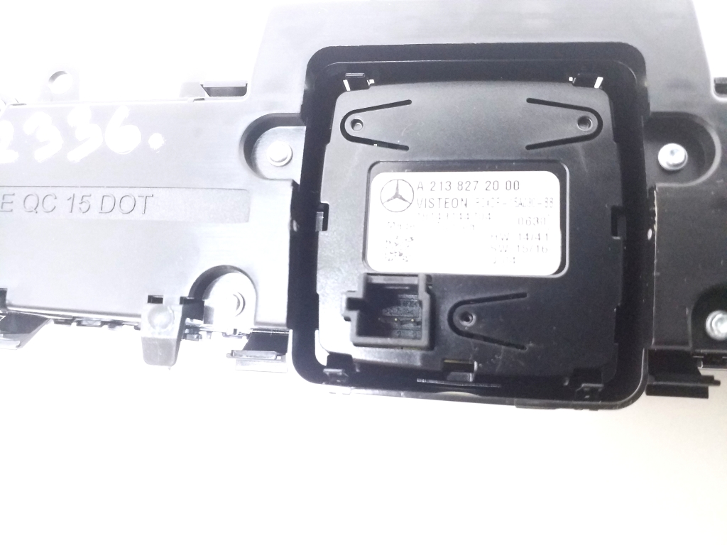Used Mercedes Benz E-Class Switch and its parts A2139056508