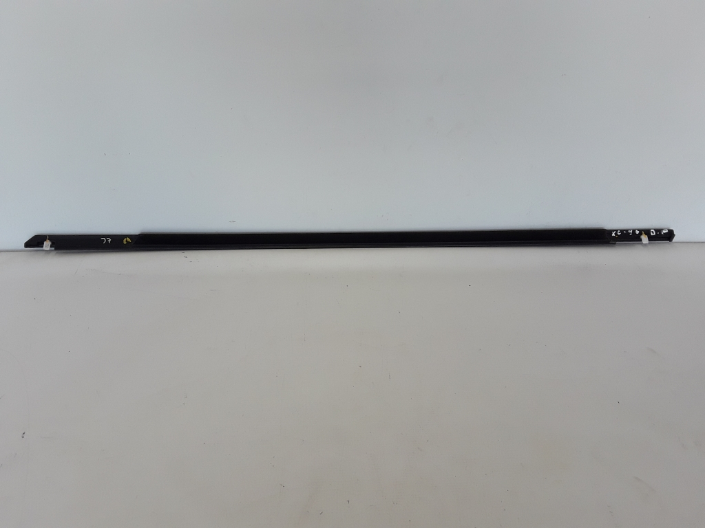 Naudotas VOLVO XC90 Priekinių durų juosta prie stiklo išorinė 32237179