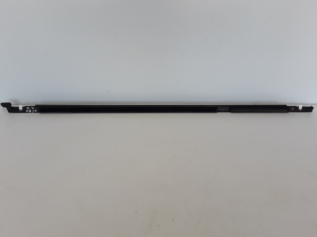 Used VOLVO XC90 Rear side door strip to glass outer 32237182