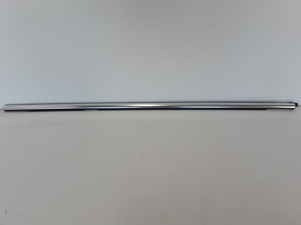 Used VOLVO XC90 Rear side door strip to glass outer 32237182