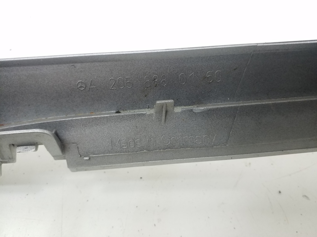 Naudotas Mercedes Benz C-Class Priekinių grotelių kita detalė A2058880160