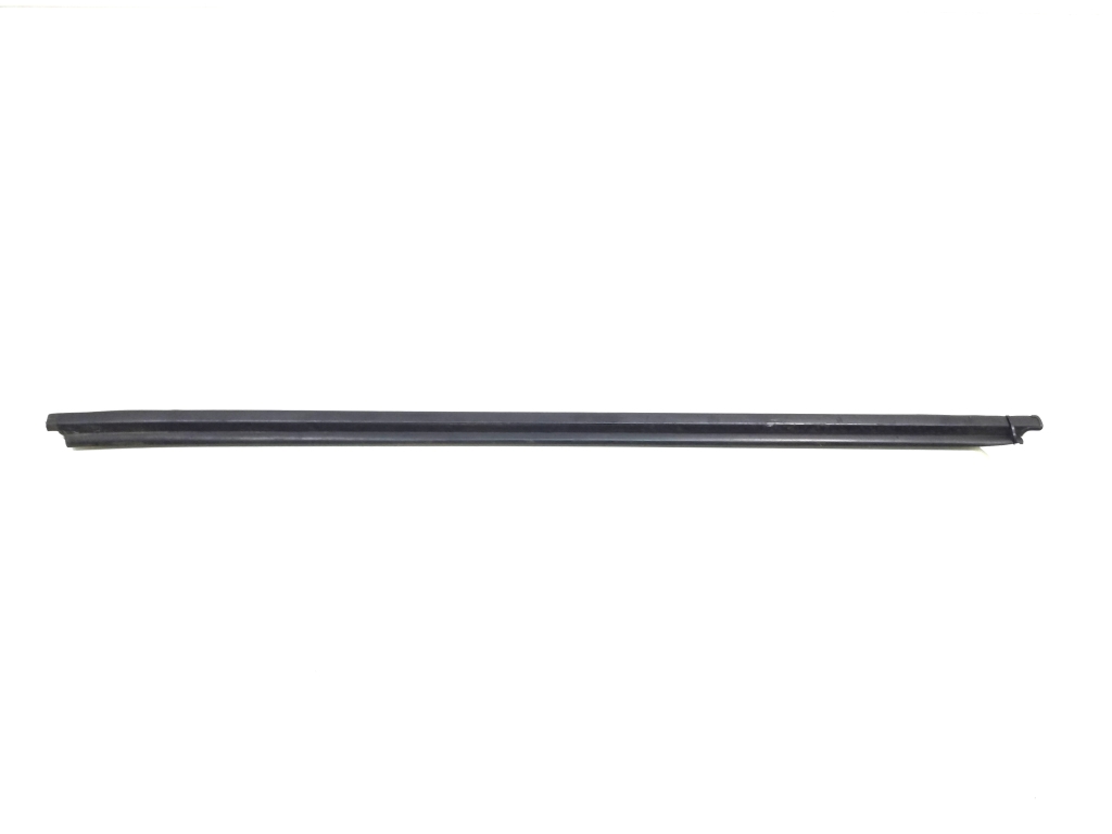 Naudotas TOYOTA Hilux Priekinių durų juosta prie stiklo išorinė 681610K010