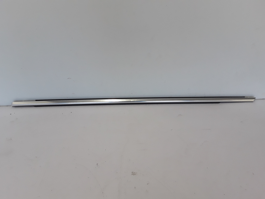 Used VOLVO V90 Front door strip to the glass exterior 31490742