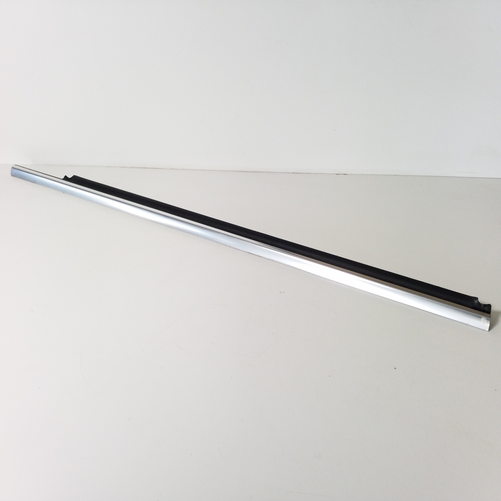 Naudotas Mercedes Benz V-Class Priekinių durų juosta prie stiklo ...