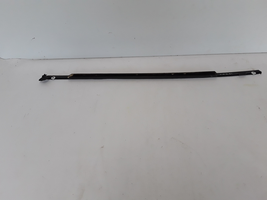 Naudotas VOLVO XC60 Galinių šoninių durų juostelė prie stiklo išorinė ...