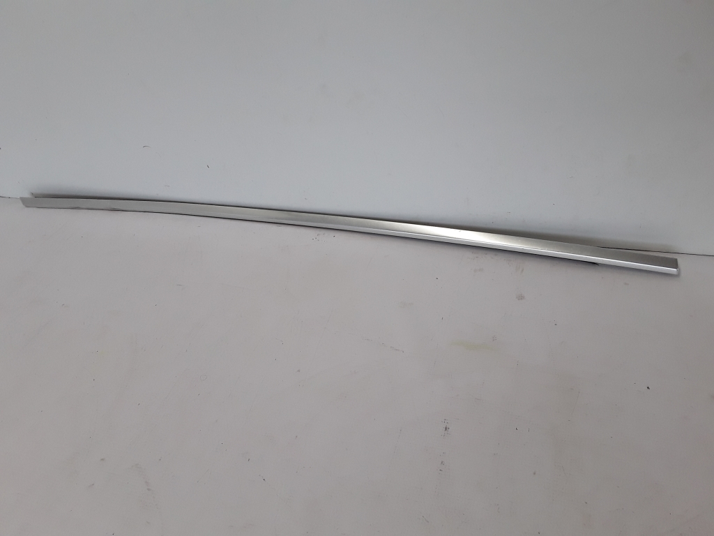 Used VOLVO XC60 Front door strip to the glass exterior 31402518