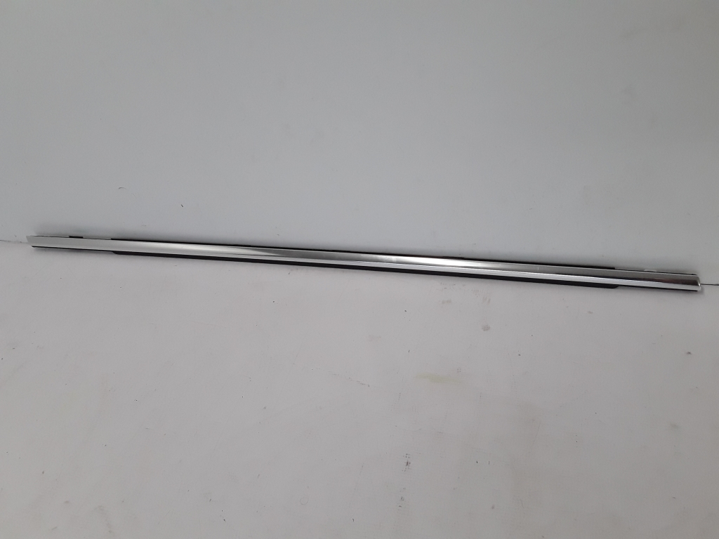 Used VOLVO S90 Front door strip to the glass exterior 31490743