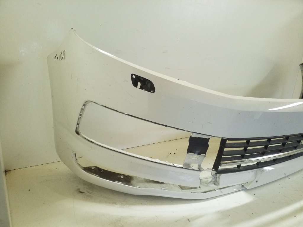 Used Volkswagen Transporter Front bumper 7E5807221D