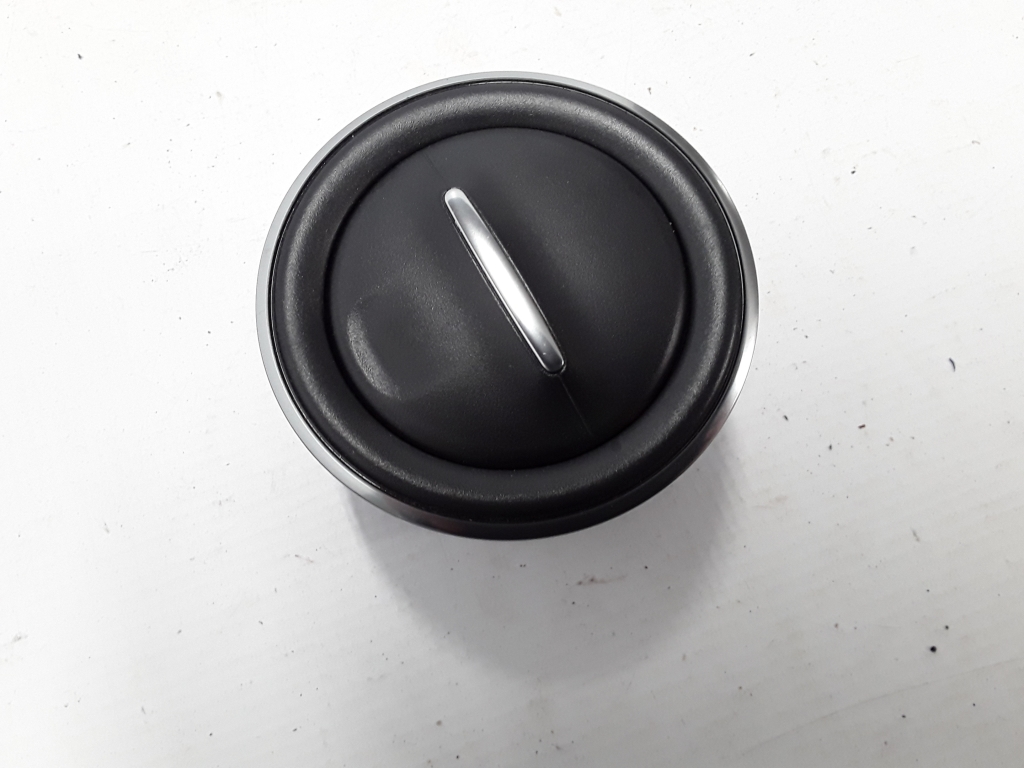 Used Dacia Duster Interior panel ventilation grilles 687608758R