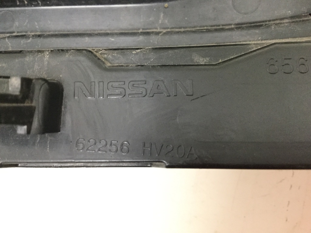 Used NISSAN Qashqai Front bumper lower grille 62256HV20A