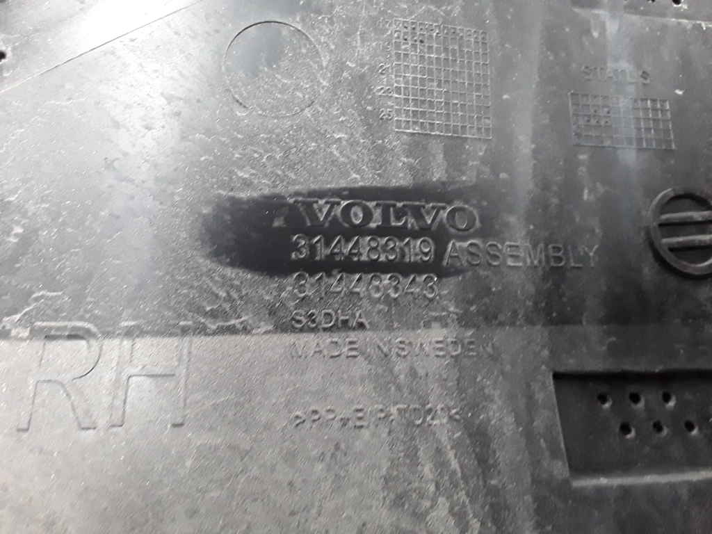 Used VOLVO XC40 Rear side door strip 31448319