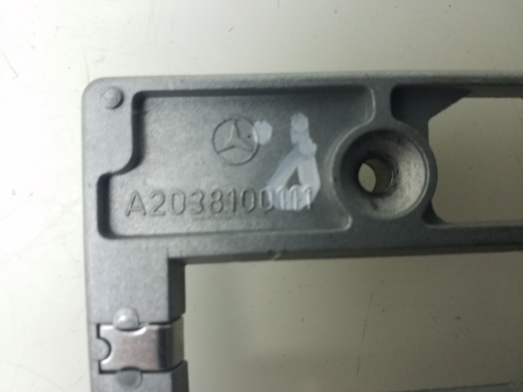 Naudotas Mercedes Benz E-Class Salono veidrodėlio laikiklis A2038100111