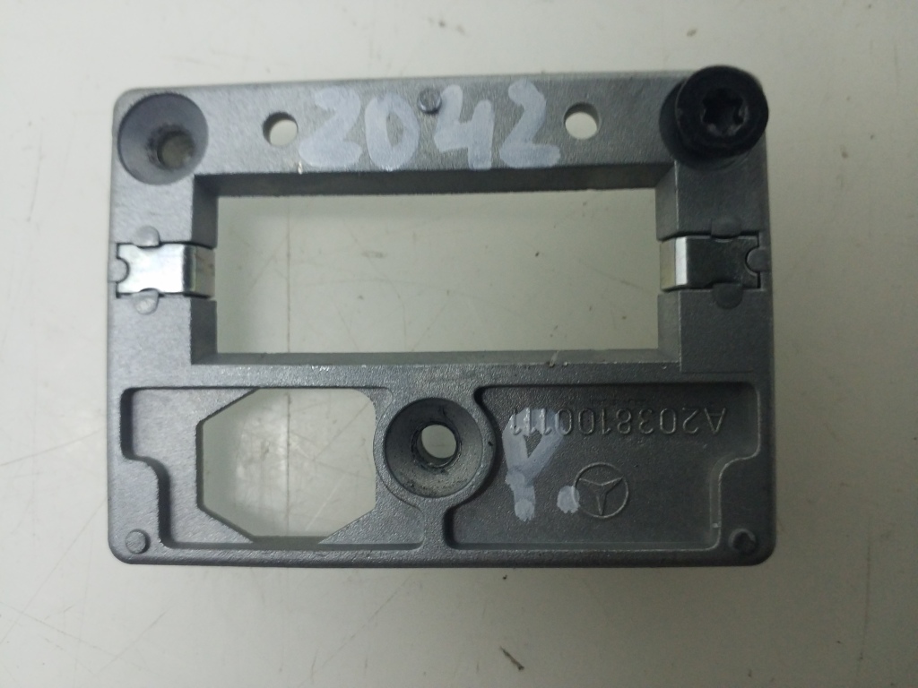 Naudotas Mercedes Benz E-Class Salono veidrodėlio laikiklis A2038100111