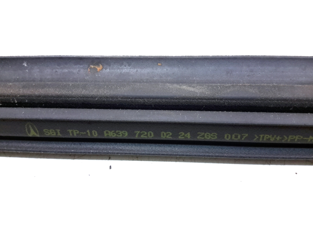 Kasutatud Mercedes Benz Vito Esiukse riba klaasist siseküljele A6397200224