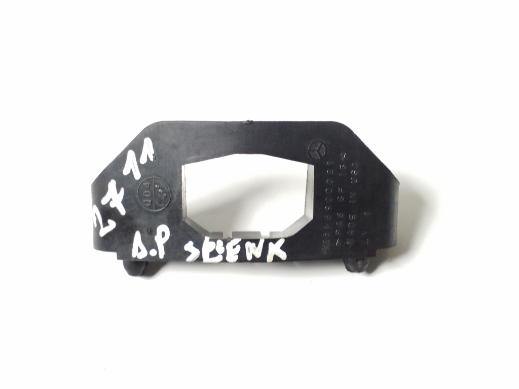 Использовал Mercedes Benz R-Class Кронштейн накладки на пороги A2516900021