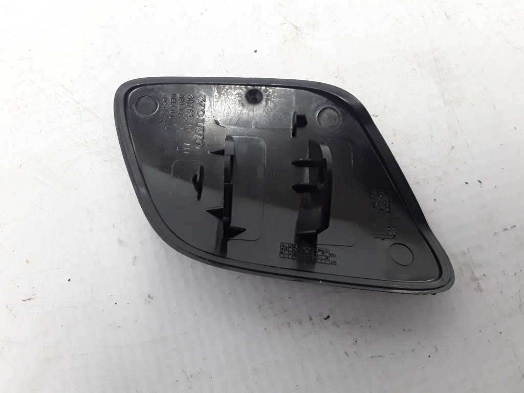 Used VOLVO XC60 Front bumper headlight washer cap 39854976