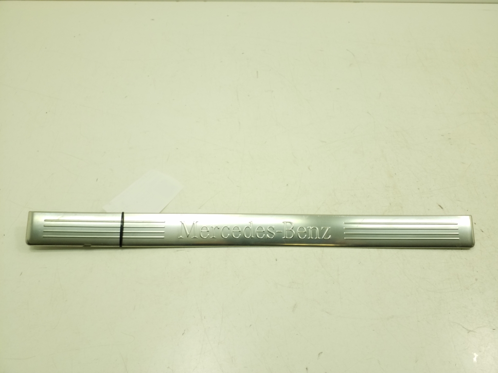 Naudotas Mercedes Benz CLS-Class Vidinė slenksčio apdaila A2126860936