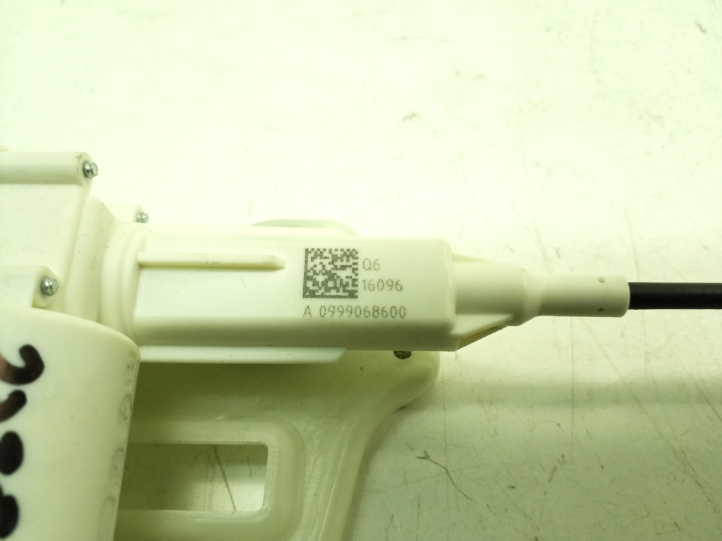 Used Mercedes Benz C-Class Trunk lid electric retractor A0999068600