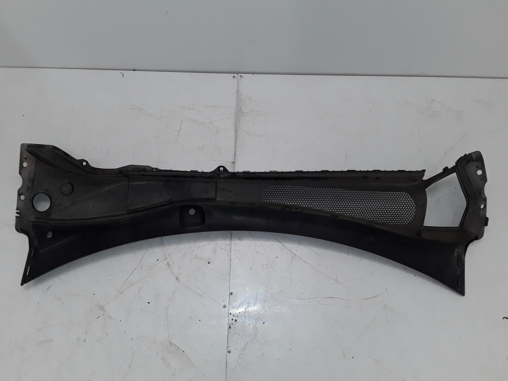 Used VOLVO XC90 Windshield wiper mechanism trim to the glass 31352746