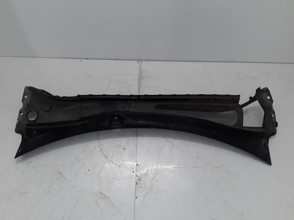 Used VOLVO XC90 Windshield wiper mechanism trim to the glass 31352746