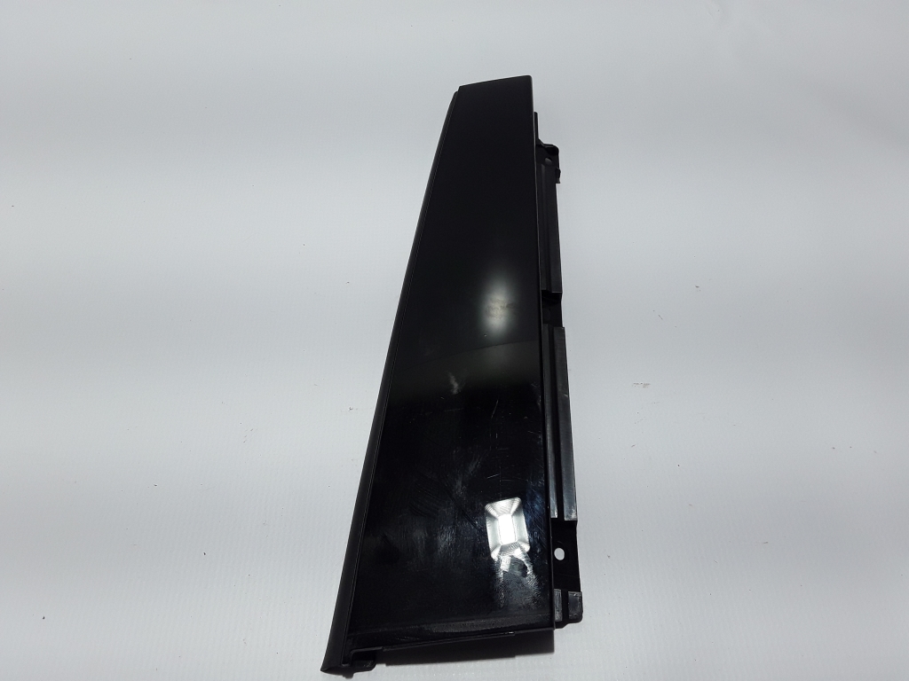 Naudotas VOLVO XC40 Galinių šoninių durų kita detalė 31448393