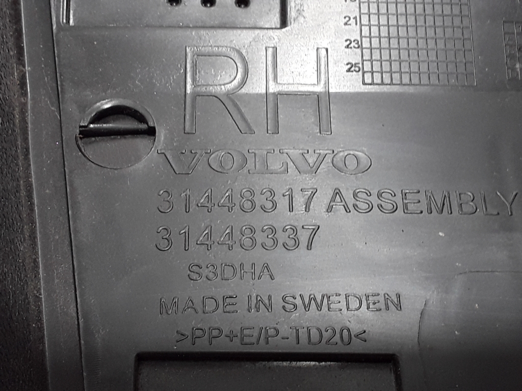 Used VOLVO XC40 Front door strip 31448317