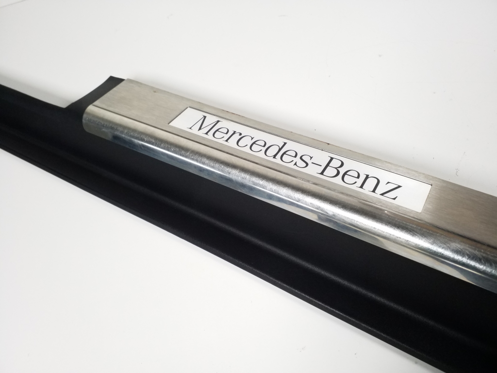 Naudotas Mercedes Benz R-Class Vidinė slenksčio apdaila A2516801835