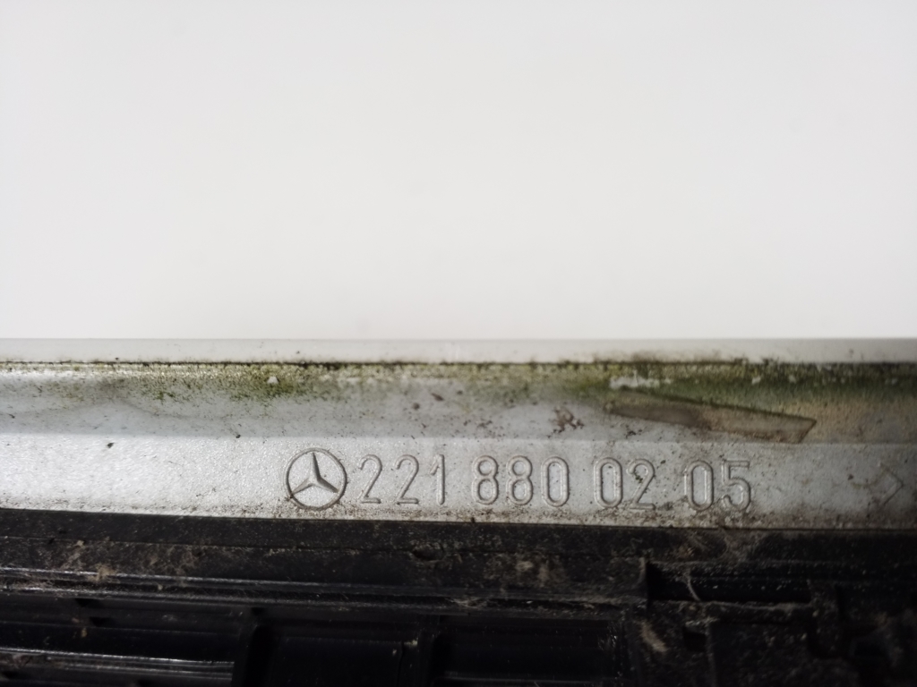 Used Mercedes Benz R-Class Engine cover grille A2218800205