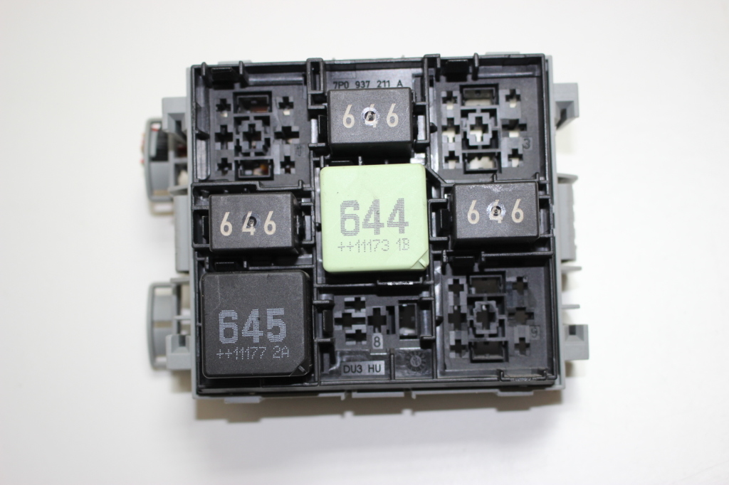 Used Volkswagen Touareg Fuse box housing under the hood 7P0937211A