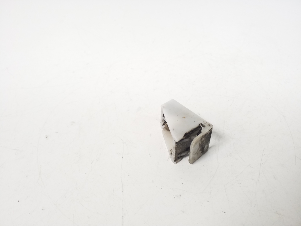 Naudotas Mercedes Benz C-Class Išorinės slenksčio apdailos laikiklis ...