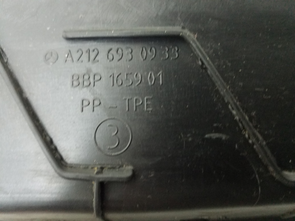 Used Mercedes Benz E-Class Other detail of the trunk interior A2126930933