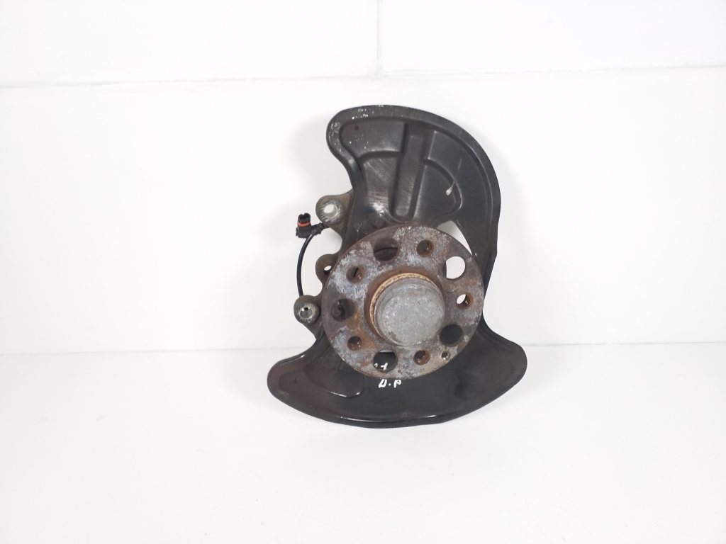 Used Mercedes Benz E-Class Hub front A2043320201