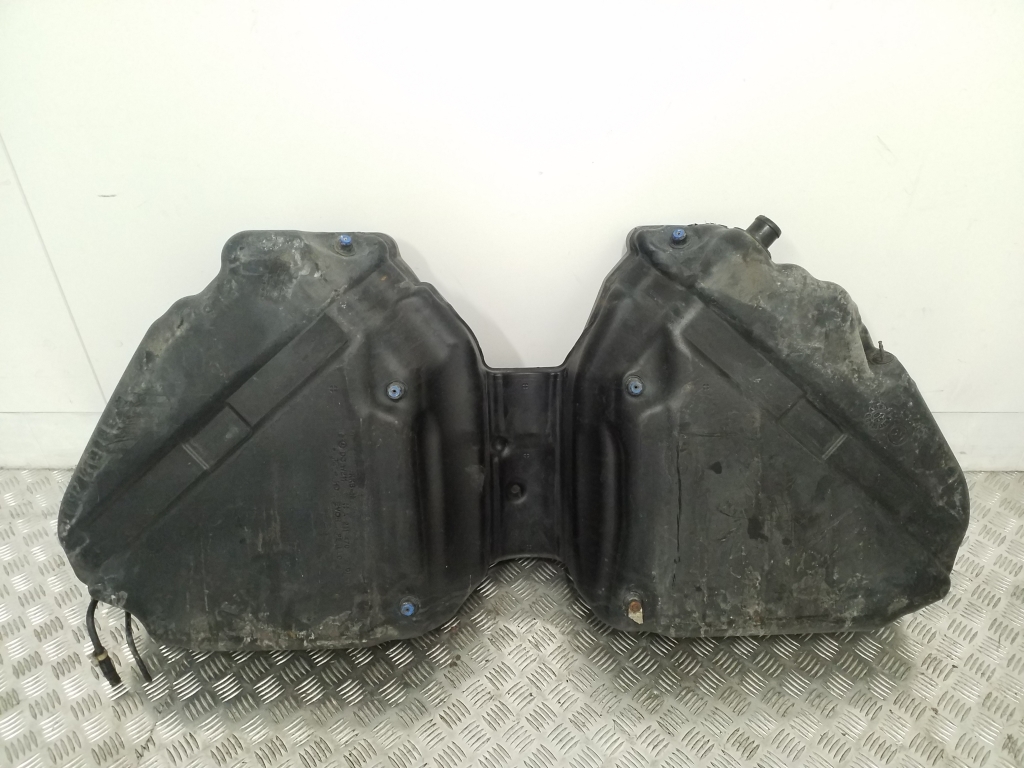 Naudotas Mercedes Benz E-Class Kuro bakas ir jo detalės