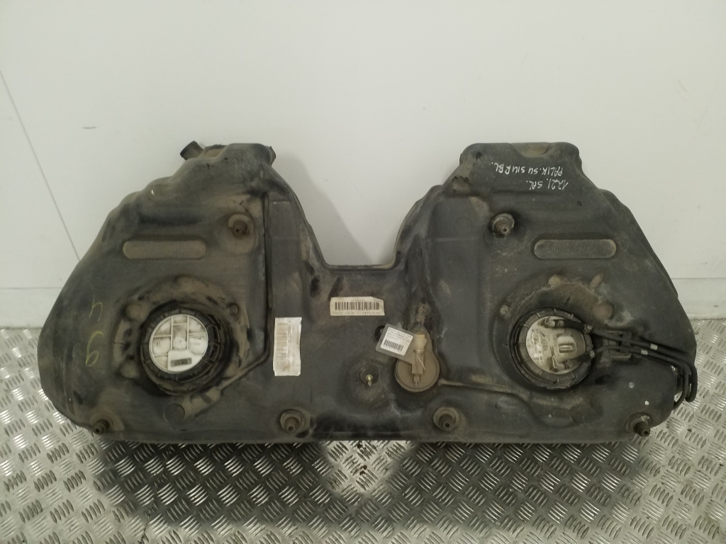 Naudotas Mercedes Benz E-Class Kuro bakas ir jo detalės