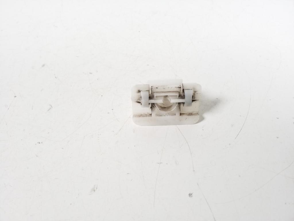 Naudotas Mercedes Benz S-Class Išorinės slenksčio apdailos laikiklis ...