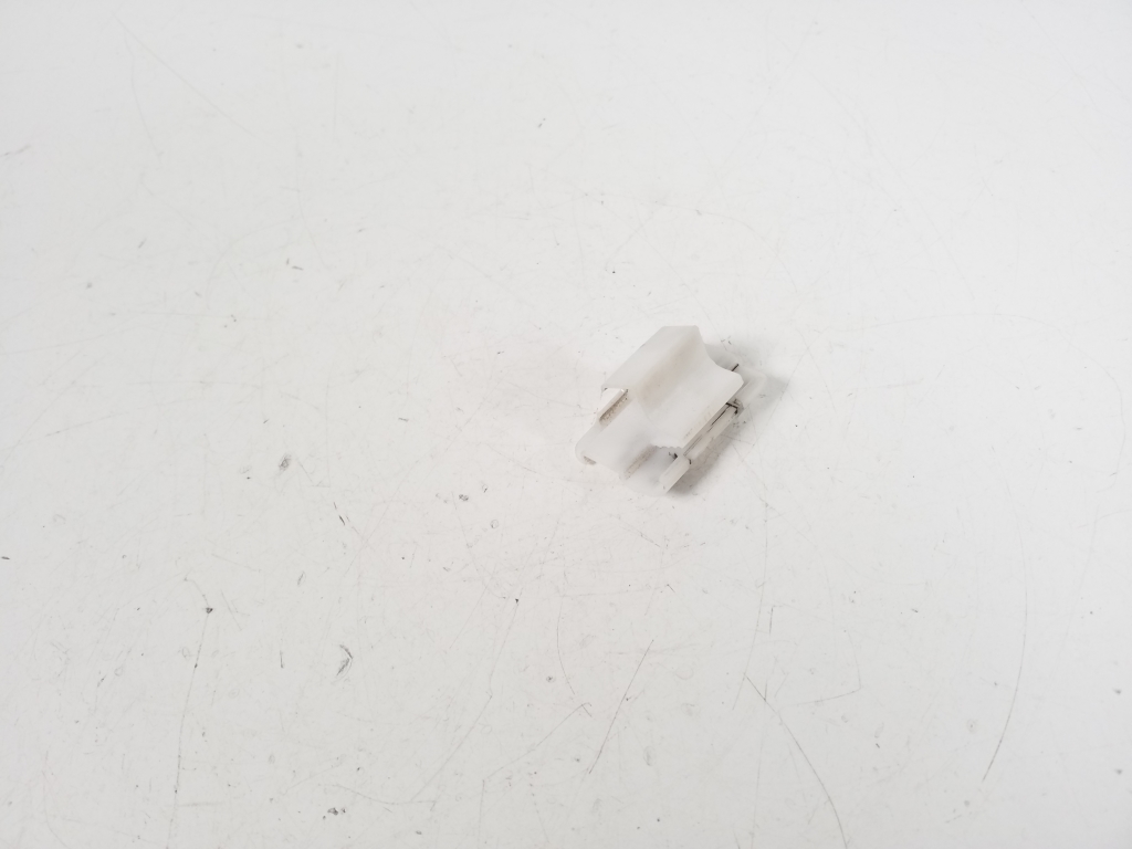 Naudotas Mercedes Benz S-Class Išorinės slenksčio apdailos laikiklis ...